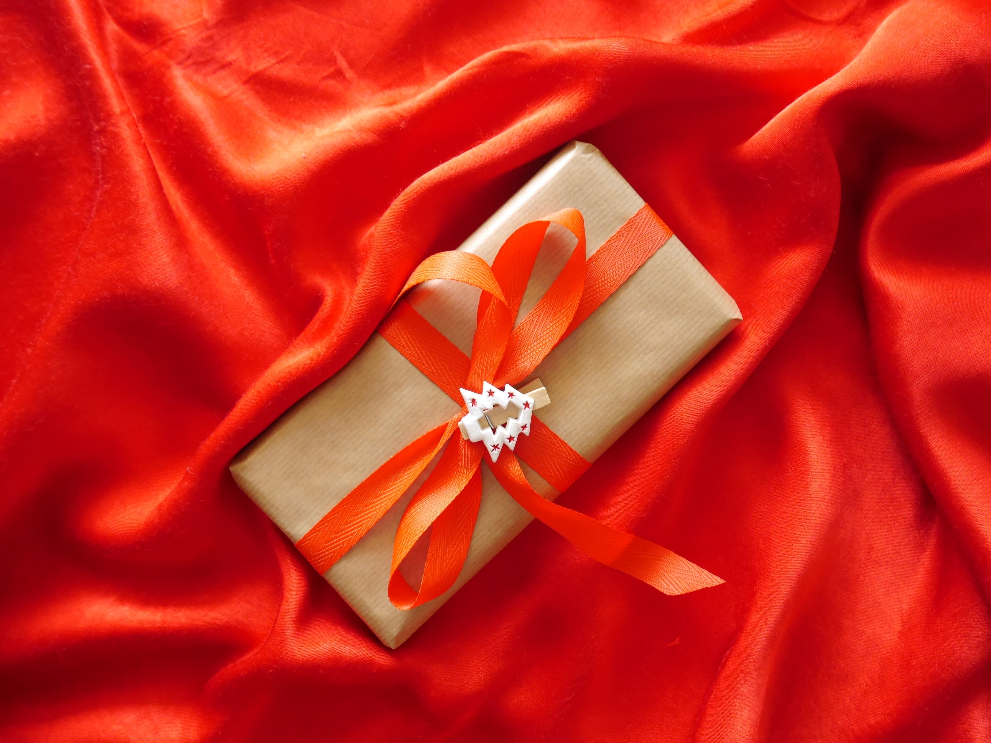 Couples : 10 idées cadeaux originales et pimentées – complices.
